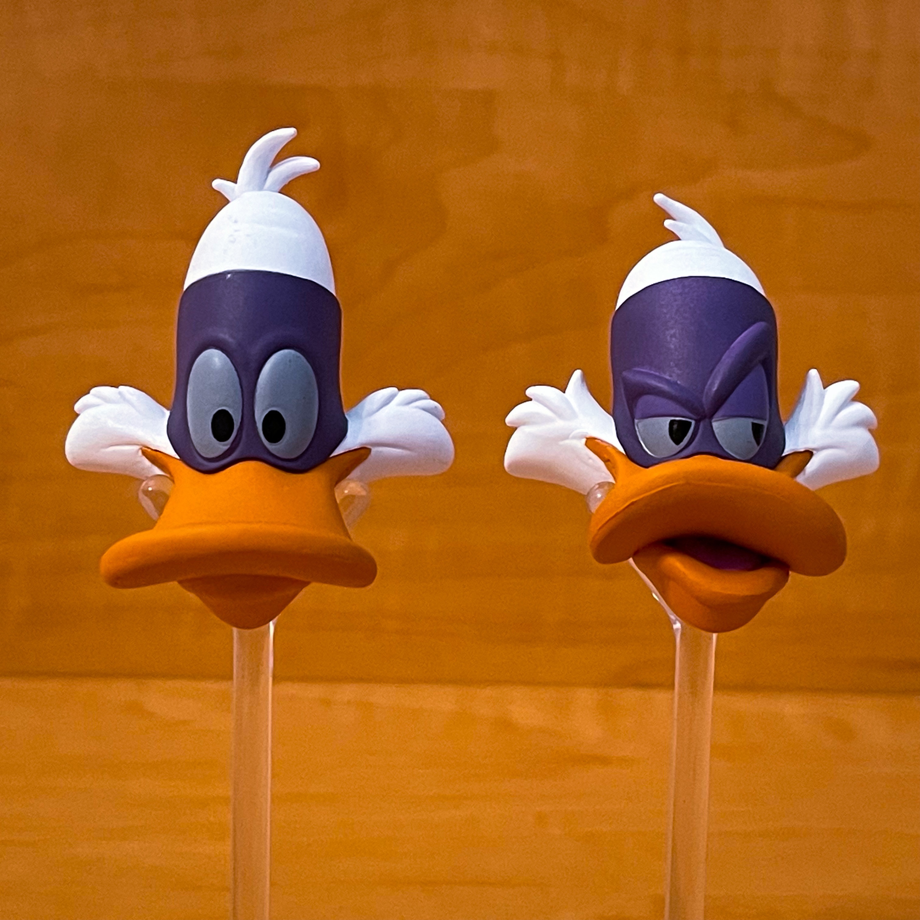Diamond Select Toys Darkwing Duck and Negaduck Deluxe Figure Set Review ...